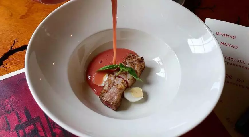 Sopa de tomate fría con atún e albahaca