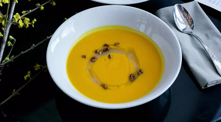 Sopa de cenoria, xenxibre, pera cocida, pecan