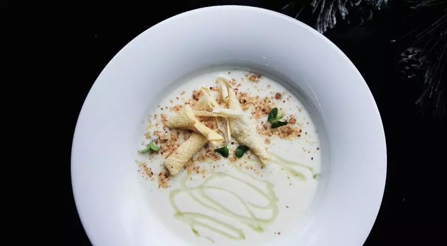 Cream Cabbage Cream Soup con gorgonzola, fumado MINDA MINDA e Mel aloe