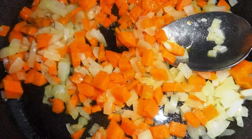 Fry vegetables on vegetable filling oil