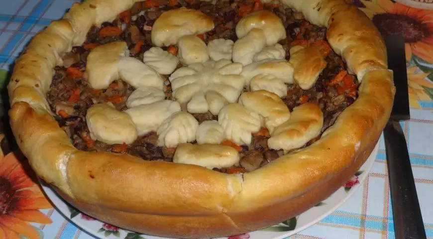 Lubricate pie with mushrooms and beans with cream oil