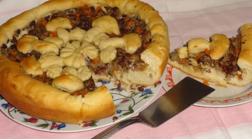 Serve pie with mushrooms and beans portion