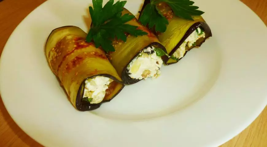 Rollos de berenjena con crema de queso.