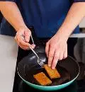 Foto van die voorbereiding van 'n resep: toast van swart brood met maaskaas en pruime, stap nommer 1