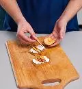 |免版税照片烹饪食谱：从黑色面包与奶酪和李子的多士，第3步一步
