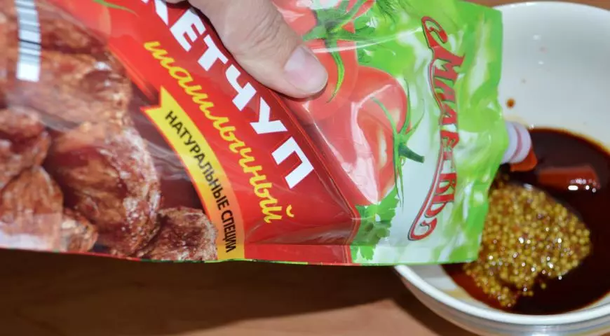 Përzierje ketchup, salcë soje, mustardë dhe mjaltë