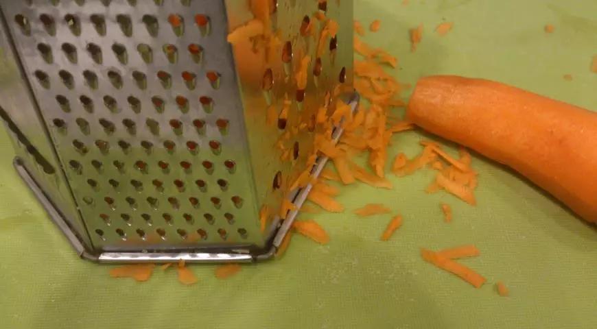 在一個大磨料和油炸物上的篦胡蘿蔔