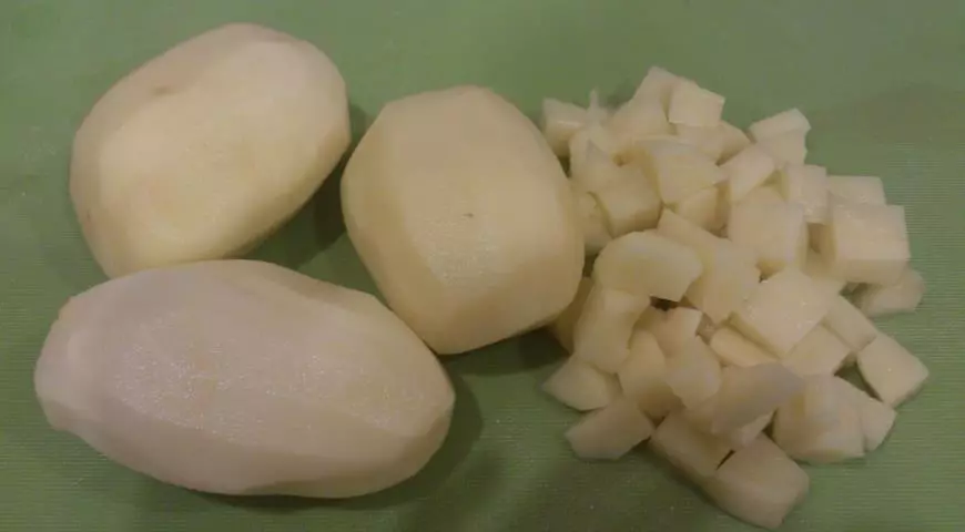 सूप बनविण्यासाठी बटाटे कापून टाका