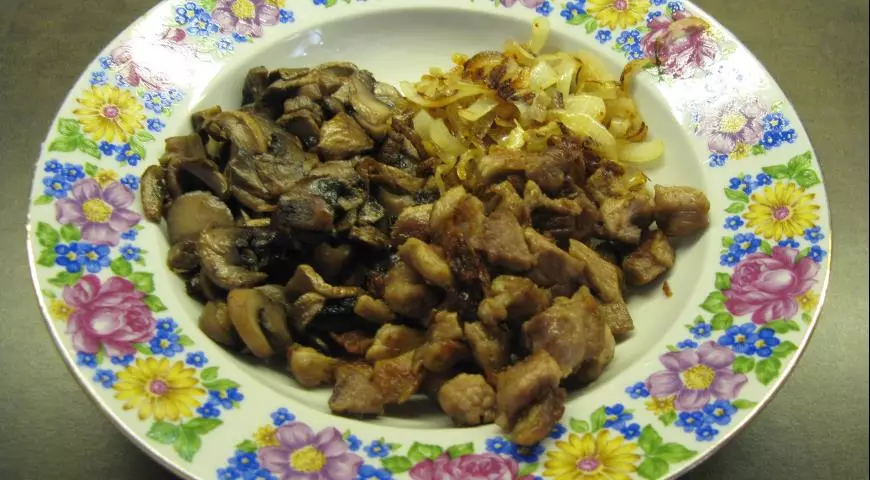 Corte carne de porco, champignons e cebolas, frite separadamente, sateniar