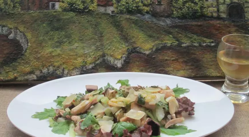 Champignon salat med selleri og parmesan