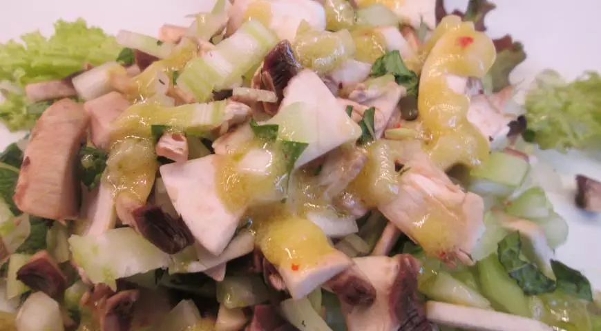 Opskrift på champignon salat med selleri og parmesan