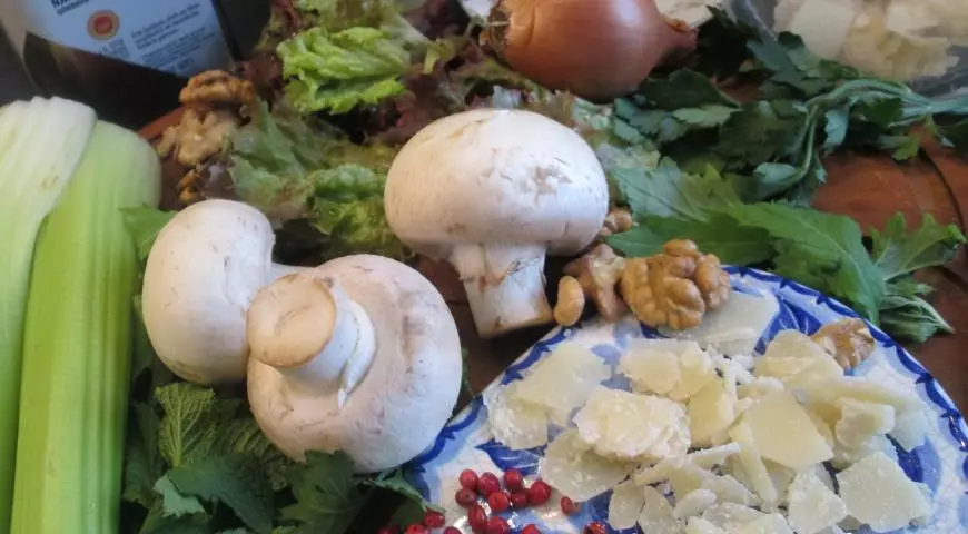 Forbered ingredienser til champignon salat