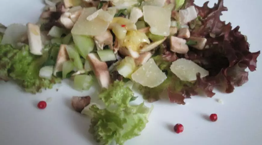 Sebelum menyajikan salad jamur dengan taburan seledri dengan Parmesan