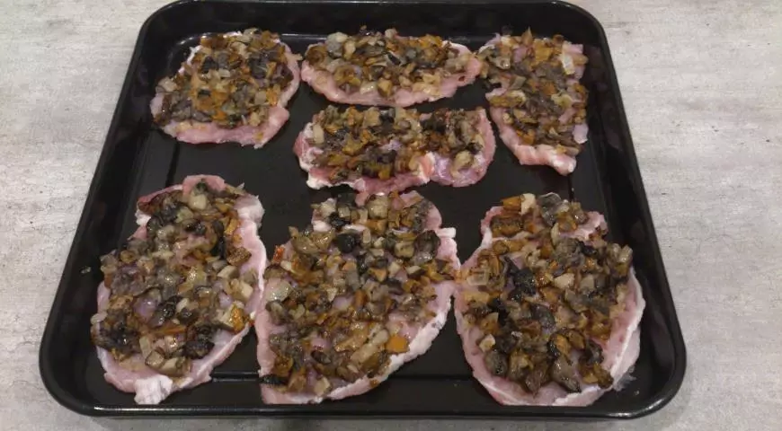 Diele op pork-cutlets geroosterde uien en champignons