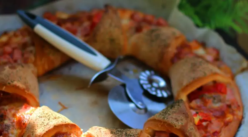 Pizza de anillo con jamón y mozzarella.