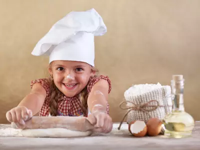 Grappige foto's fan bern yn 'e keuken. Útspraken oer koken, iten.