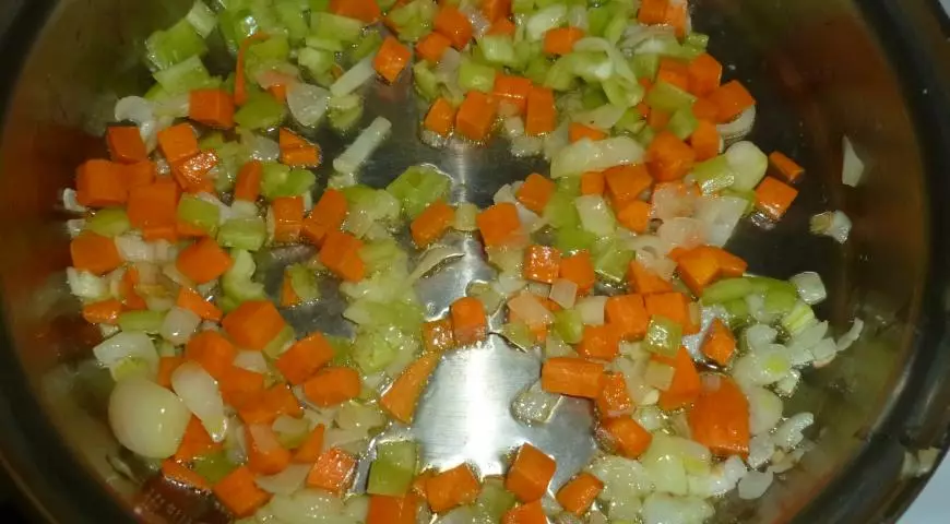 Carrots, pepper and onions fry, add potatoes