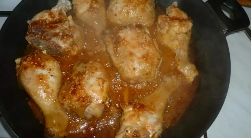Den resulterende sauce hælder en kylling, butikker til beredskab
