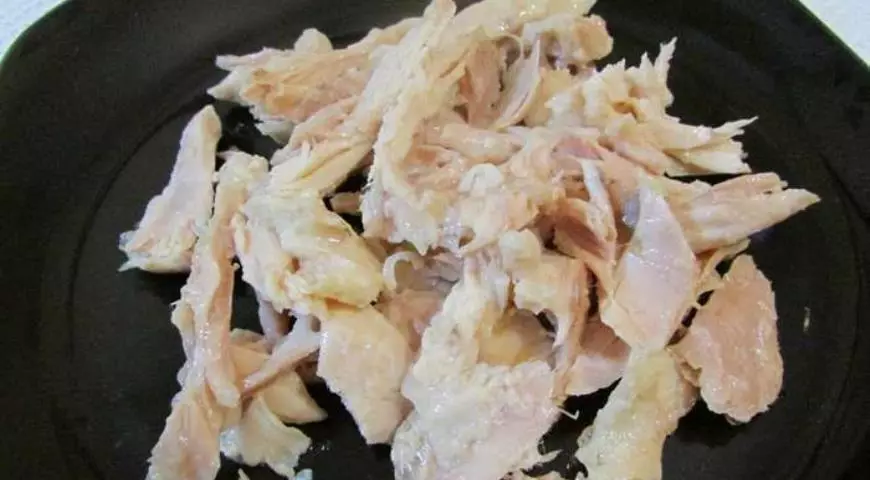 Κόψτε το βραστό κοτόπουλο για το ρολό με σαλάτα