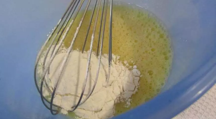 W mieszaninie jaj, dodaj mąkę do przygotowania rull