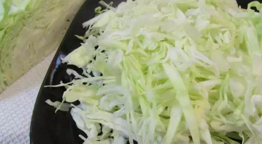 Κόψτε το λάχανο για κυλίνδρους από τηγανίτες αυγών