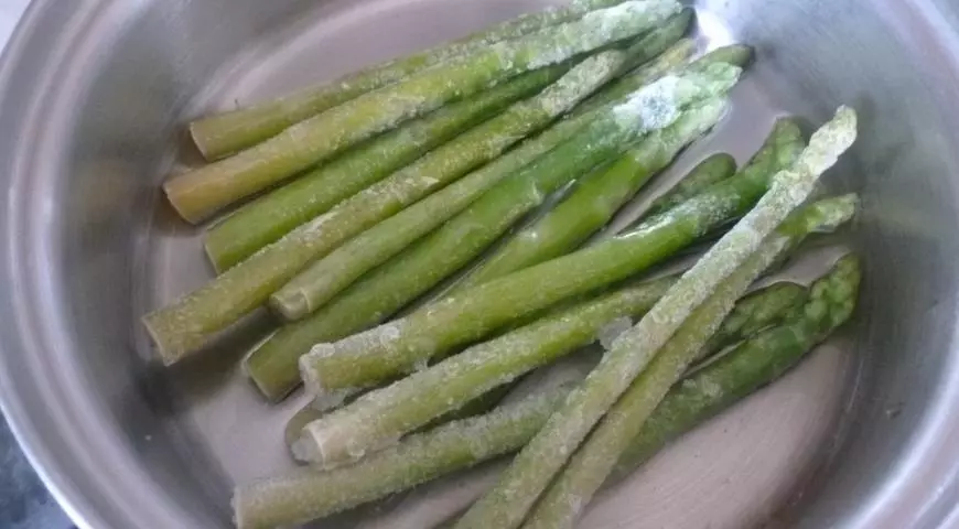 Rebus asparagus dalam air masin untuk makanan ringan memasak