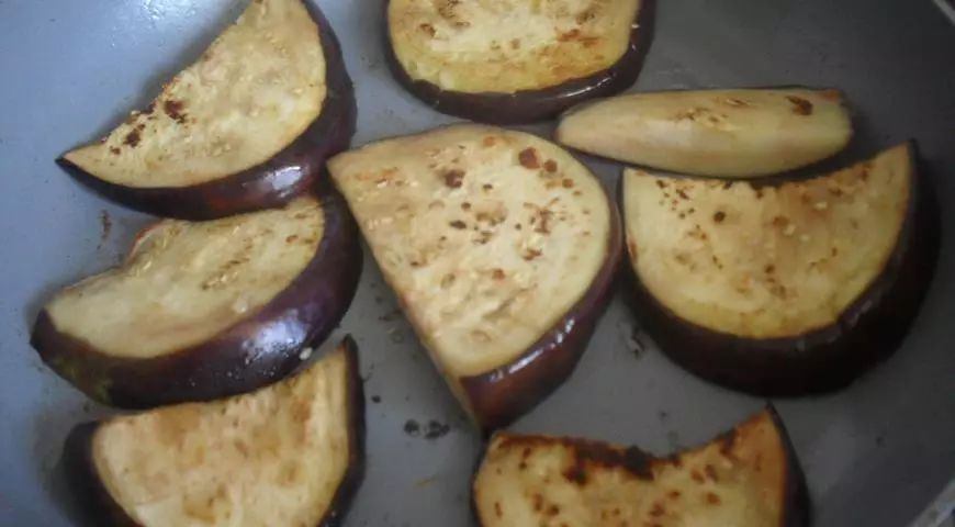 Fry chopped eggplants.