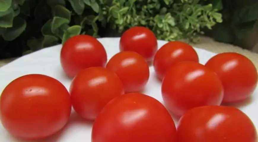 Vyšnių pomidorai ir sausai