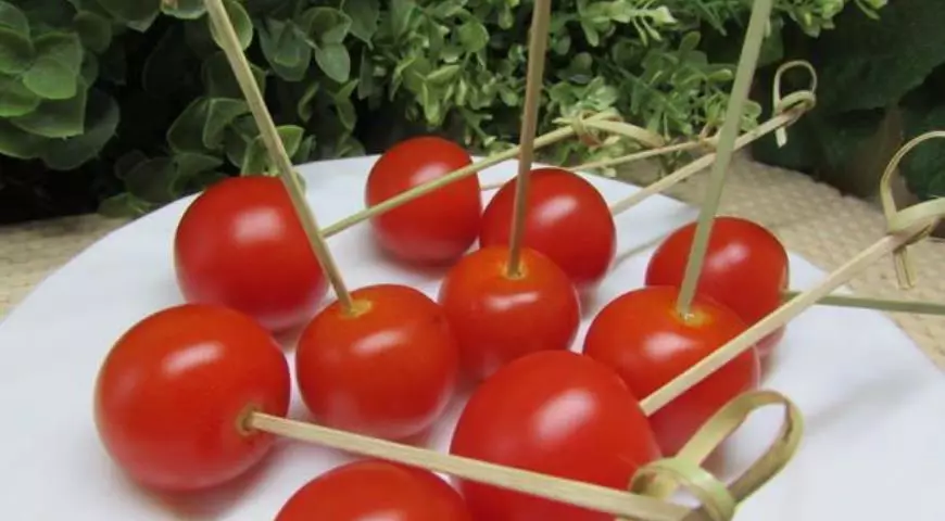 Kiekvienas pomidorų rinkiklis nukreipia