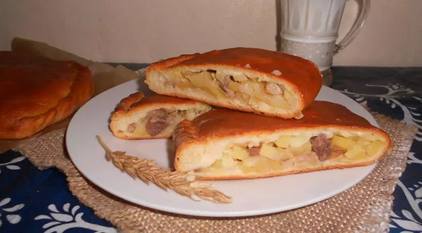 Babushkina bánh với khoai tây và thịt vịt