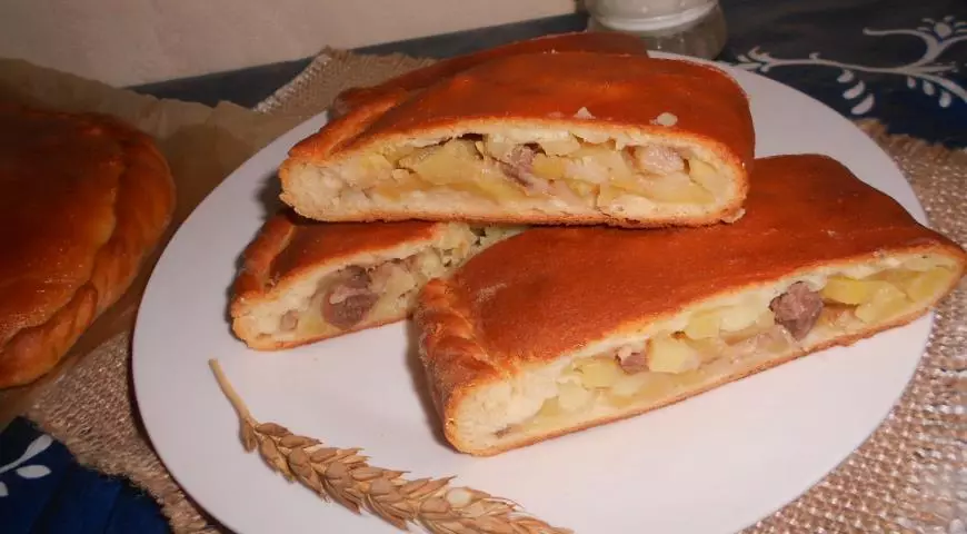 Nấu bánh cháu của bà ngoại với khoai tây và thịt vịt