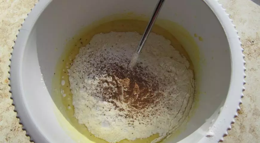 Se amestecă ingredientele pentru testare cu miere