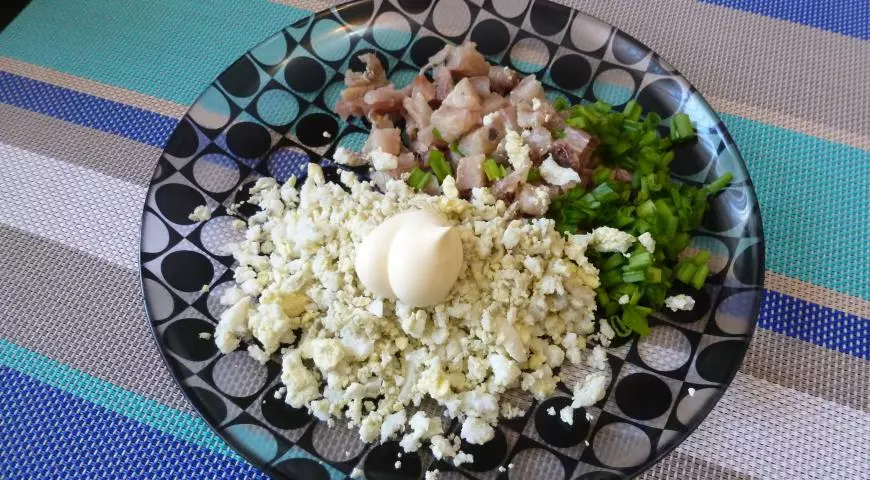 Kata vitunguu na herring, kusaga mayai, kuongeza mayonnaise