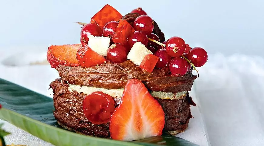 केला-चॉकलेट क्रीम और बेरी जेली के साथ बादाम बिस्कुट से बने फिटनेस केक