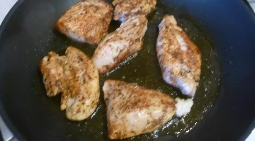 Ta tag i kycklingen med kryddor och stek tills beredskap