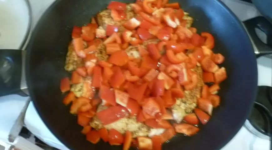 Cắt cà chua và ớt chuông và món hầm với gà 10 phút