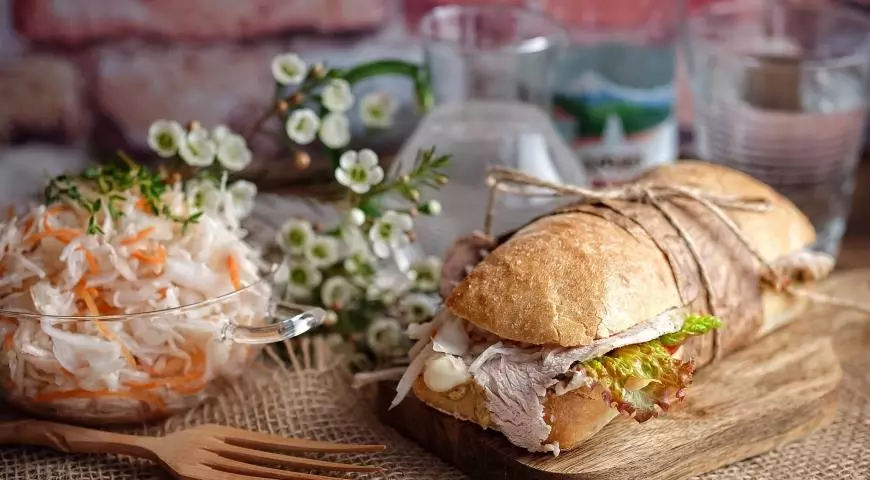 Sandwich með bakaðri svínakjöti og sauerkraut