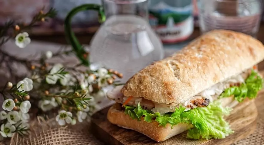Sandwich mahandro miaraka amin'ny henan-kisoa sy saosy any Sauerkraut