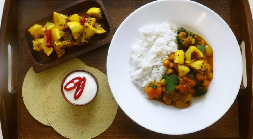 Curry warzywne z ryżem basowym i pikantną cytryną gotową do pasz