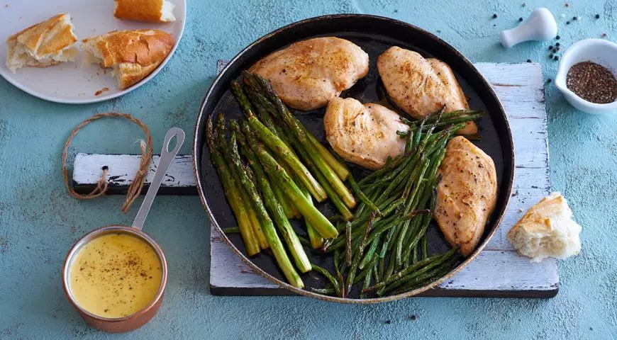 Grønne grønnsaker og kyllingbryst med nederlandsk saus