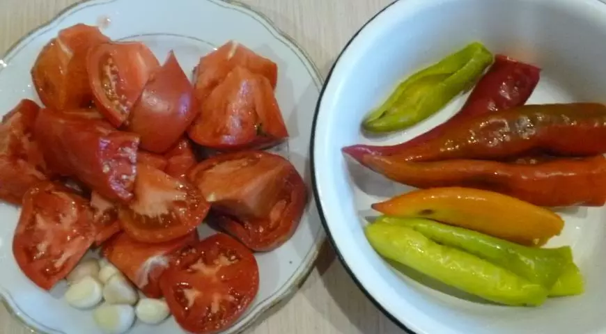 Fir Snacks Peppers propper, ofschneit d'Schwänz, Tomaten, déi a groussen schneiden