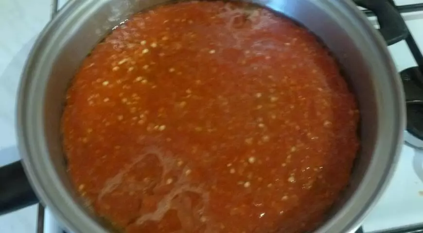 Gemüse in einem Sauce-Stück zur Konsistenz der dicken Sauce kochen