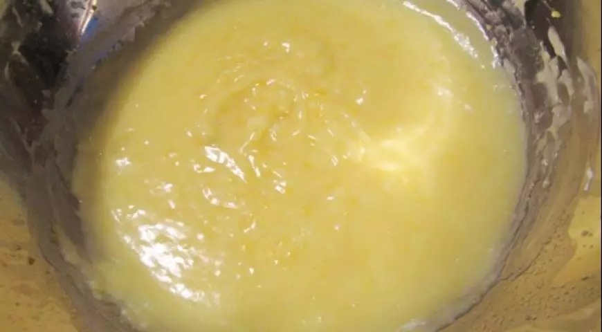 Preparació de crema de llimona-taronja per a pastissos de tòfona