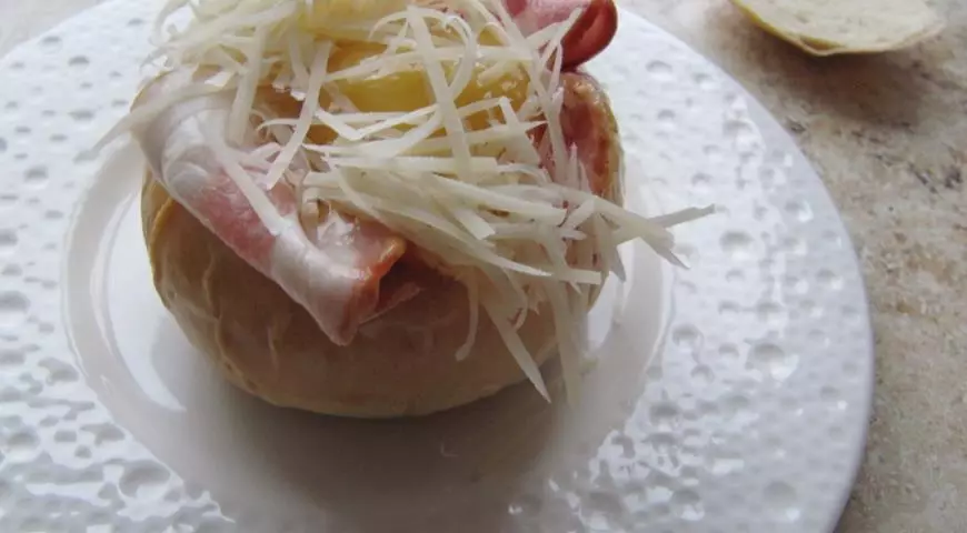 Bollos espolvoreando con queso rallado, horneado en el horno