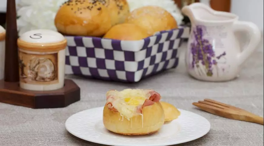 Receta de bollos con tocino y huevo.