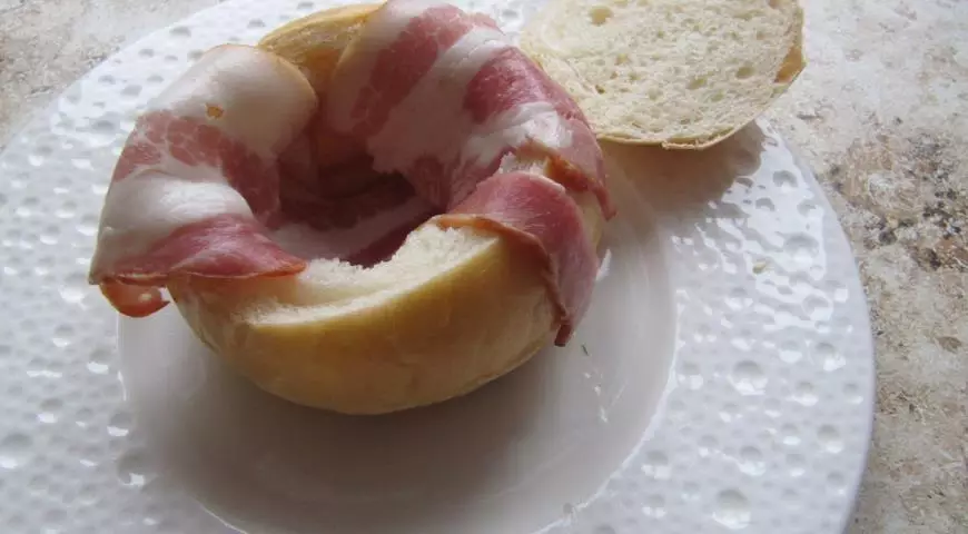 Speck an den banneschten Deel vun de Buns gesat