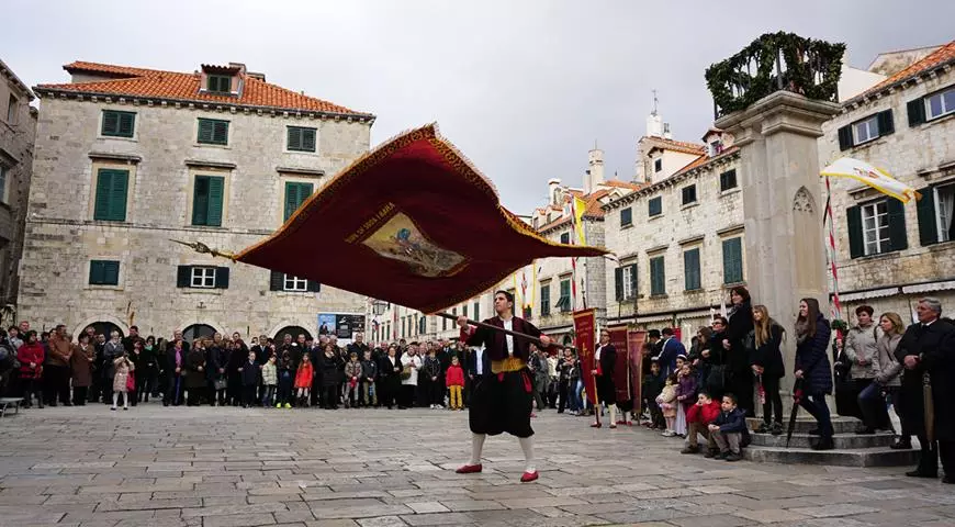 Vanaf de haven van Dubrovnik gedurende tien minuten, het schip levert kluisjes op het eiland van geliefden. Omringd door een botanische tuin van eucalyptus, zwarte as, stenen eiken stijgt een vijfpuntig fort fort royal. Konijnen en pauwen wonen in olijfgaard.