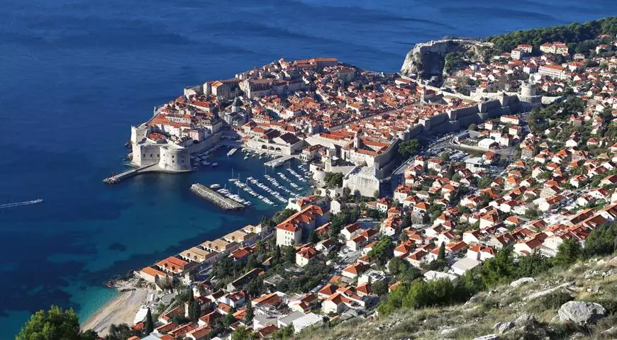 Als u de Royal Harbor Gardens wilt zien, ga dan naar het dorp Tropeno 10 km van Dubrovnik. Aquaduct en arbors, fonteinen met standbeelden en in beslag genomen door de verliezende galerij, in de schaduw van welke intriges, Lord Varis en Tyrion, bevinden zich in de lokale Ardorria. Waarschijnlijk zal elke inwoner van deze stad u mijn verhaal van deelname aan de opname vertellen. 74550_10