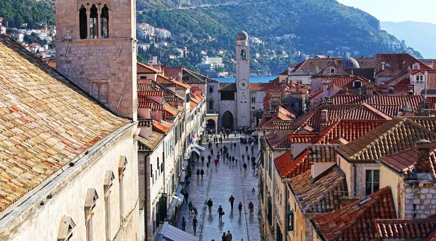 Als u de Royal Harbor Gardens wilt zien, ga dan naar het dorp Tropeno 10 km van Dubrovnik. Aquaduct en arbors, fonteinen met standbeelden en in beslag genomen door de verliezende galerij, in de schaduw van welke intriges, Lord Varis en Tyrion, bevinden zich in de lokale Ardorria. Waarschijnlijk zal elke inwoner van deze stad u mijn verhaal van deelname aan de opname vertellen. 74550_12