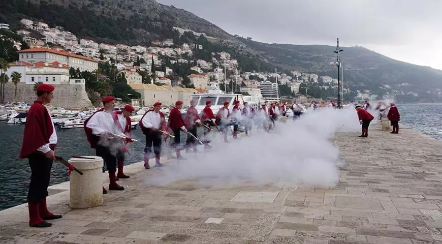 Als u de Royal Harbor Gardens wilt zien, ga dan naar het dorp Tropeno 10 km van Dubrovnik. Aquaduct en arbors, fonteinen met standbeelden en in beslag genomen door de verliezende galerij, in de schaduw van welke intriges, Lord Varis en Tyrion, bevinden zich in de lokale Ardorria. Waarschijnlijk zal elke inwoner van deze stad u mijn verhaal van deelname aan de opname vertellen. 74550_13